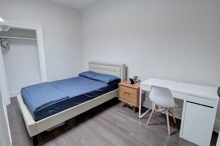 Comfy Bedroom In The Heart Of Queen Street W | Rm6 - Toronto, ON