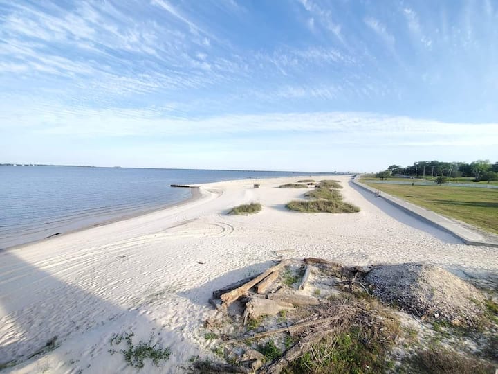 Charming Gulfport Getaway. Walk To The Beach. Pool - Gulfport, MS