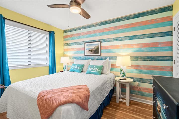 Beach Retreat•steps To Beach•pool•parking Included - Garden City, SC