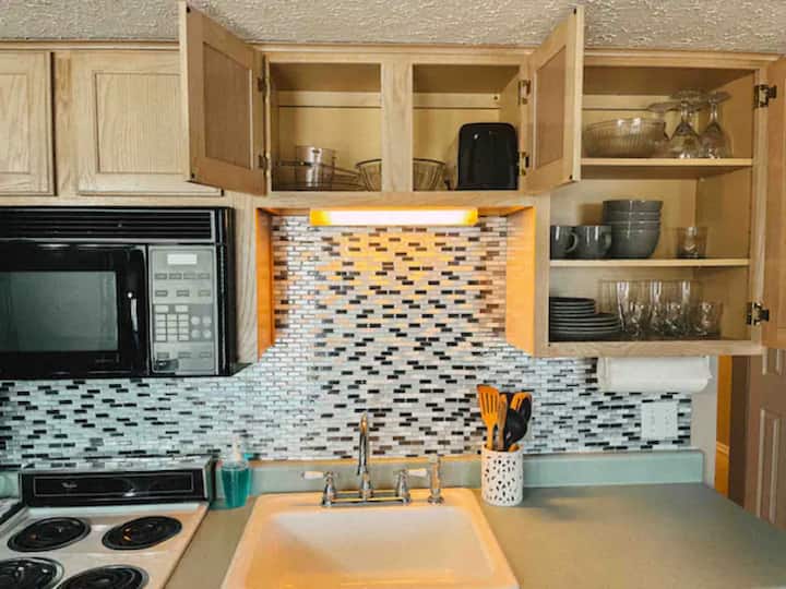 Comfy 1 Bedroom Condo - Mins. From The Marina! - Missouri