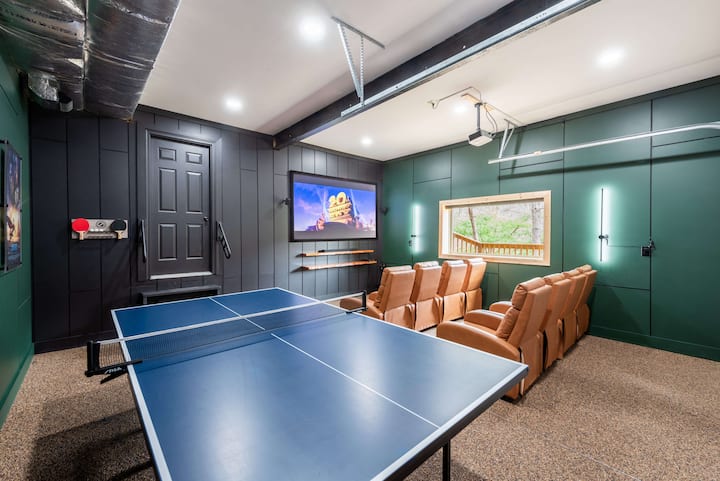 Sweet Escape – Hot Tub Soaks & Movie Nights - New Plymouth, OH