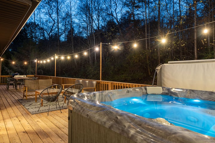 Sweet Escape – Hot Tub Soaks & Movie Nights - Hocking Hills State Park, OH