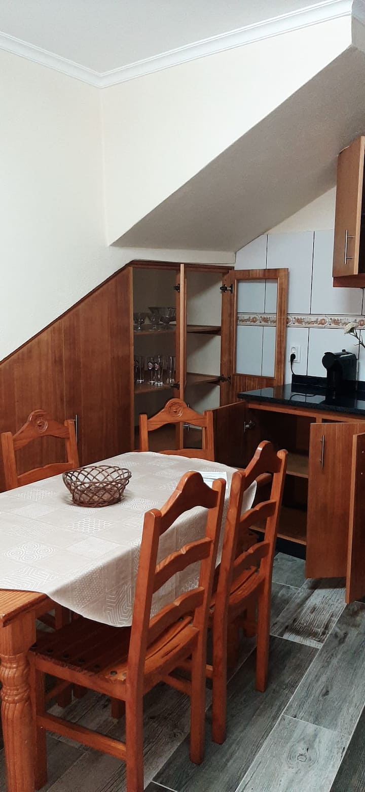 Quarto Azul-casa Bisavô - Madeira