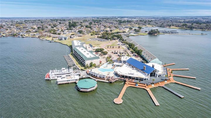 Wft. 2/2 Condo Kayak-boat Dock, Amenities Sleeps 8 - Willis, TX