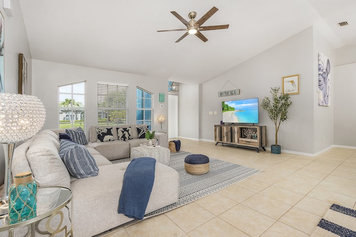Turquoise Saltwater Pool — Luxury Comfort-9 Guests - Cape Coral, FL
