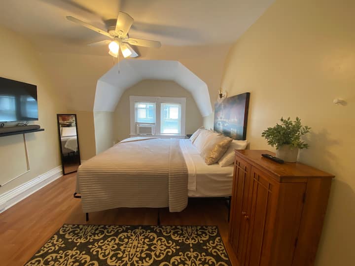 Clean & Comfy In The City 2br, 1 King & 2full Beds - Hartford, CT