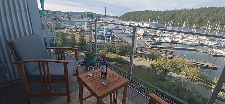 Fabulous Oceanfront Condo In Central Location. - Nanaimo
