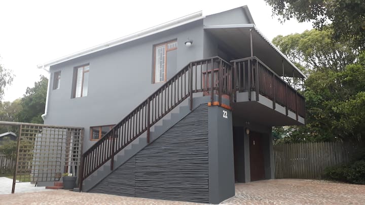 2 Bedroom, 2 Bathroom Upstairs Cottage With Pool. - Knysna