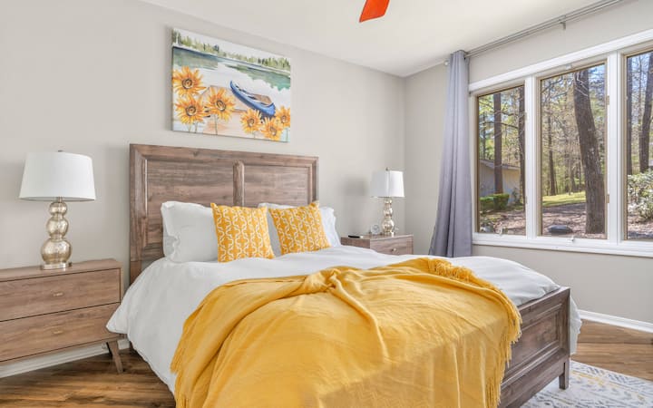 Lakefront Paradise W/hot Tub, Decked Out On Desoto - Hot Springs Village, AR