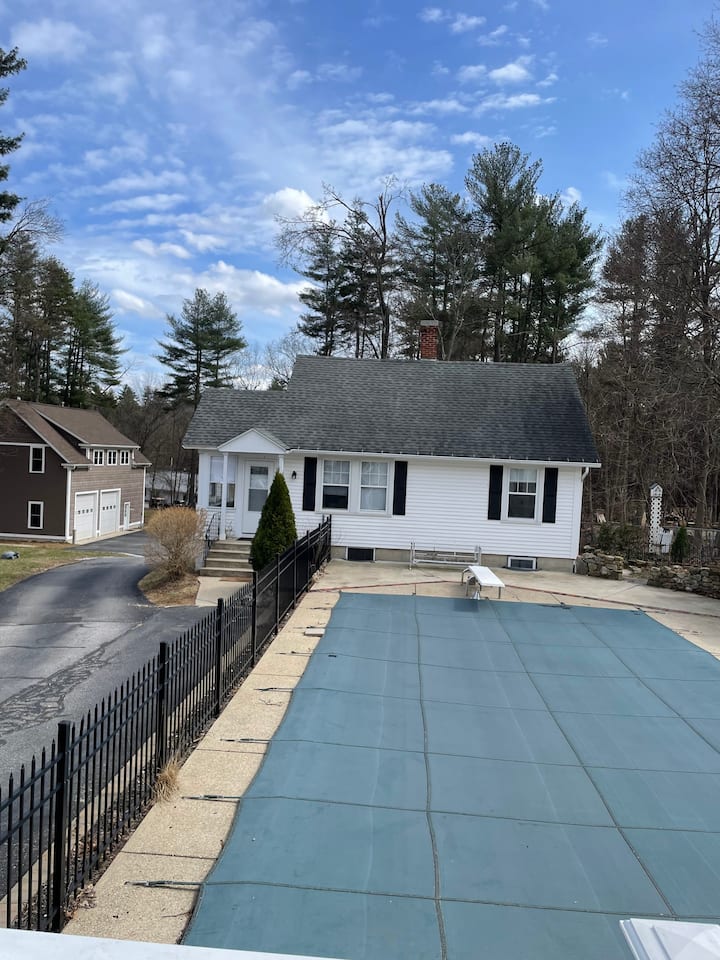 Cute 1 Bedroom Home With Pool, In Season, Off Street Parking And Fenced Yard. - Manchester, NH