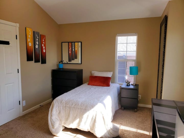 Furnished Private Room With A Sink And Mirror - Eugene, OR