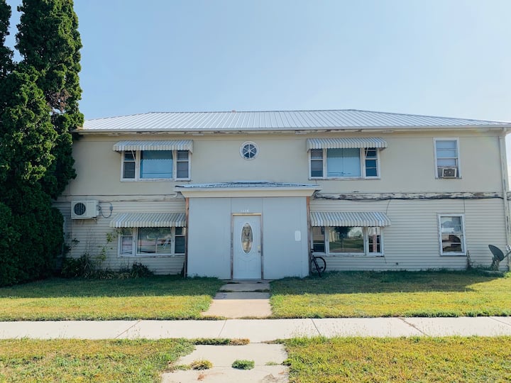 Economical 2-bedroom Stay (Apt #2) - South Dakota