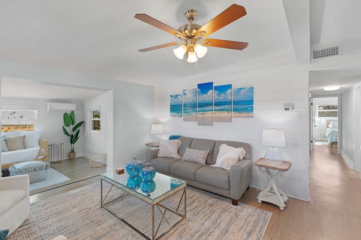 Sunshine Daydream Beach Bungalow - Jacksonville Beach, FL
