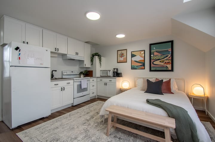 Cozy Modern Studio, Downtown Marysville - Marysville, WA