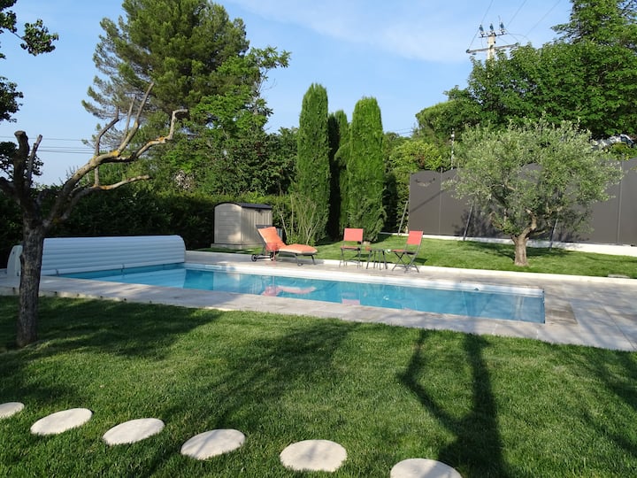 Chambre Indépendante Et Piscine Chez L'habitant. - Apt