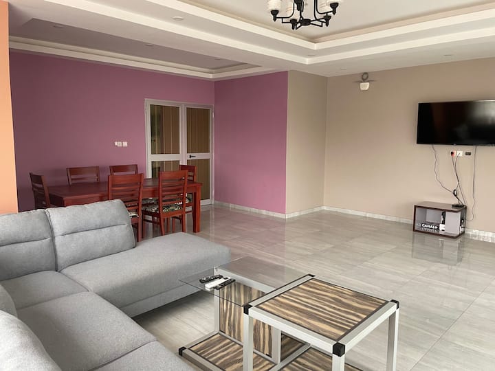Lovely Four Bedroom Apartment With A/c And Parking - Lomé