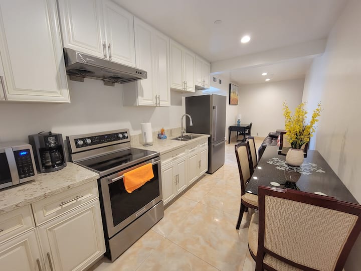 Cozy Entire Apt Family & Pet Friendly , W/ Parking - West Covina, CA