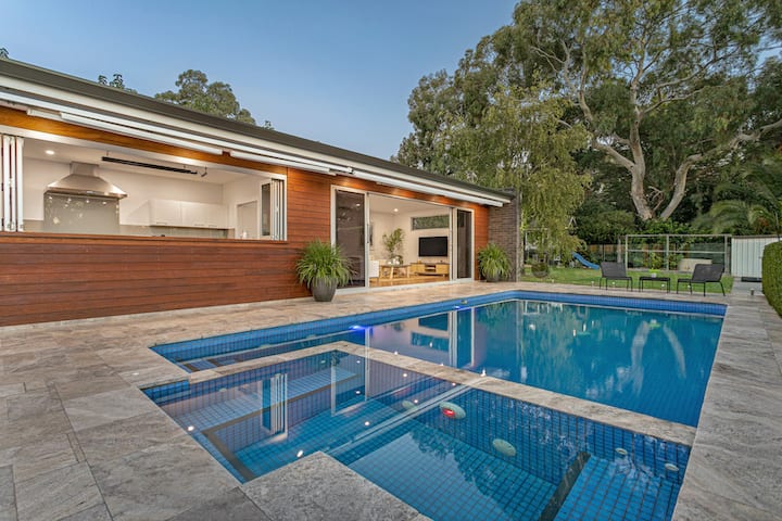 Beautiful Family Home & Poolhouse In Huge Gardens - Adelaide