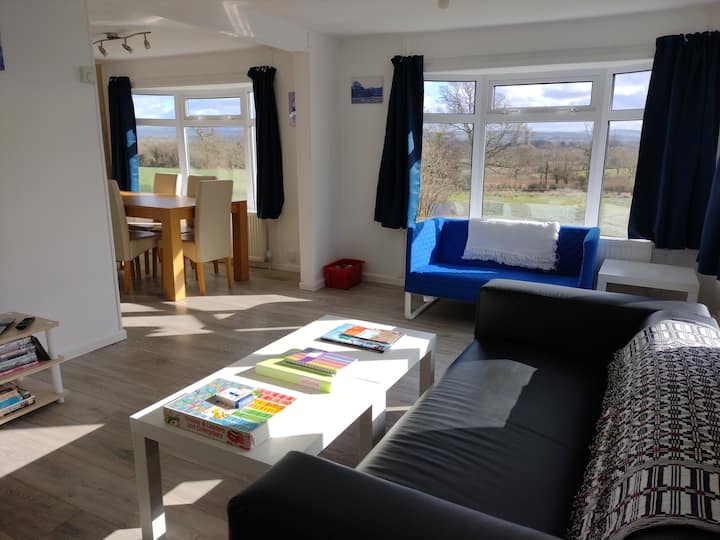 Spacious Chalet With Mountain Views, Nr Llandeilo - Llandeilo