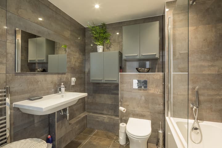 Luxury Station 1 Bed Flat With Underground Parking - Cambridge