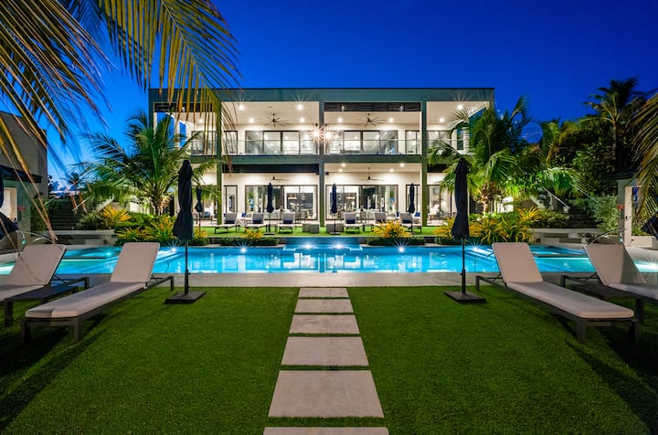 The Coconut Grove Suite - 16 Bdrm Oceanfront Condo - Cayman Islands