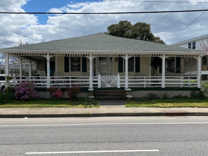 Porch Happy!  A Place To Hang Out By The Beach! - Norfolk, VA