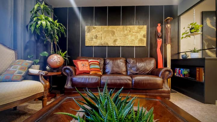 Whimsical Vintage Townhouse In Peaceful Area - Edmonton