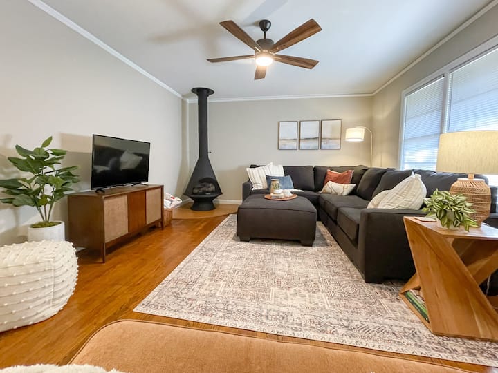 Charming & Convenient Mid-century Home In Clemson - Clemson, SC