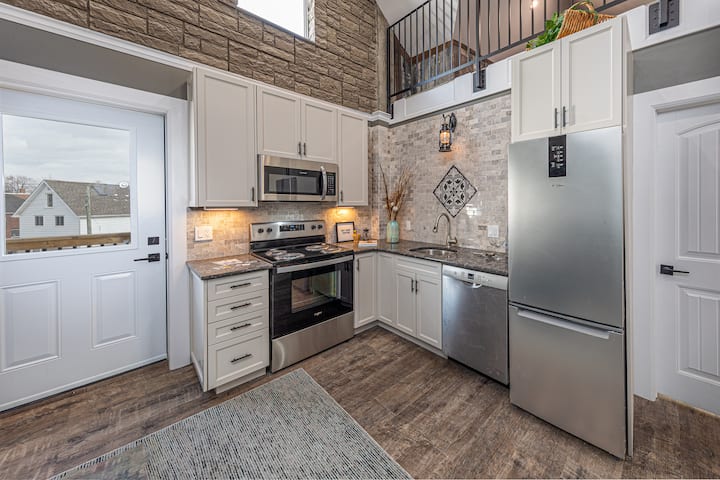 Luxury, Top Floor Suite With Free Parking Space. - Kingston