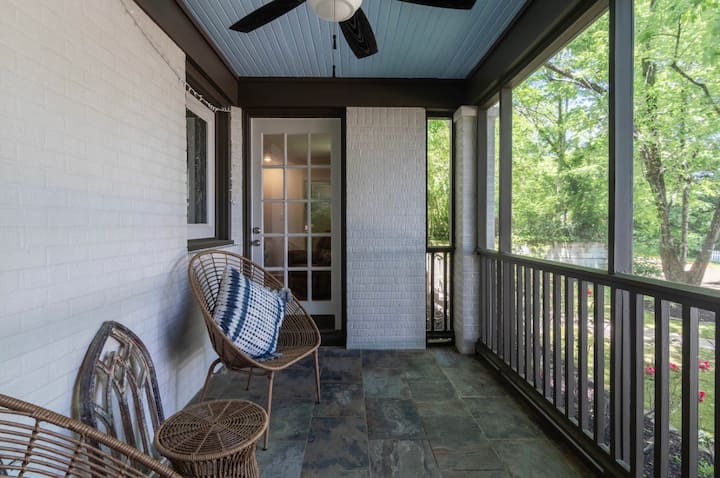 Walk To Oxford Square, Faulkner House, Ole Miss - Oxford, MS