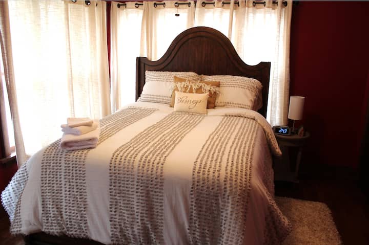 The Redwood Room: Private Room In Cool Old House - Champaign, IL