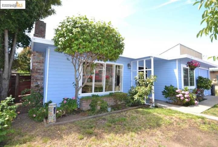 Modern 3 Bedroom Home With Parking On Premises - Hayward, CA