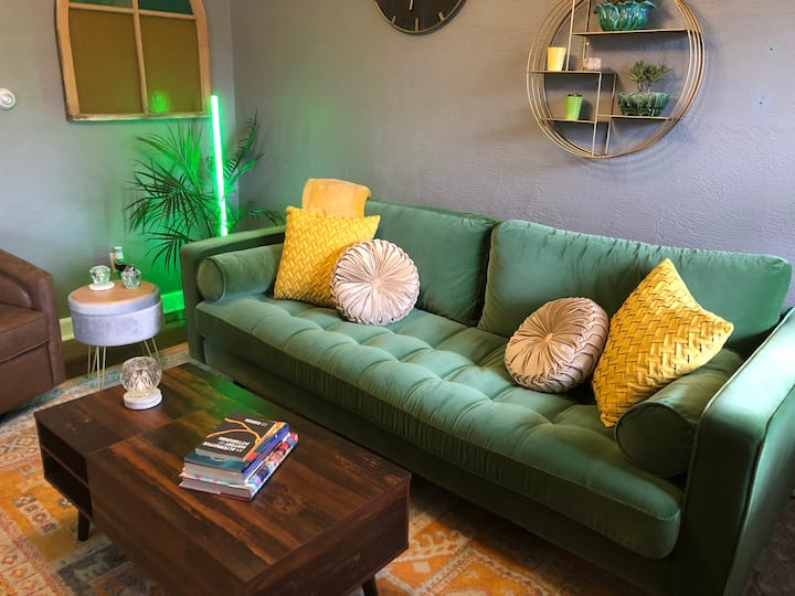 Cheerful 2 Bedroom, Free Parking, Walk To T Stop - Pittsburgh, PA