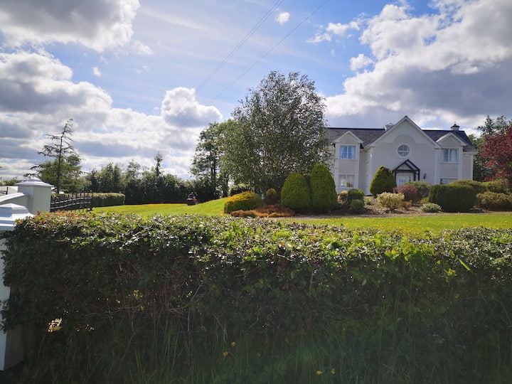 The White House Tree View, Garden And Treehouse - Leitrim Village