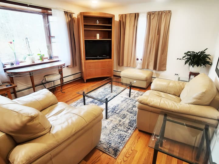 Cozy Berkshire Abode, Near Everything - Great Barrington, MA