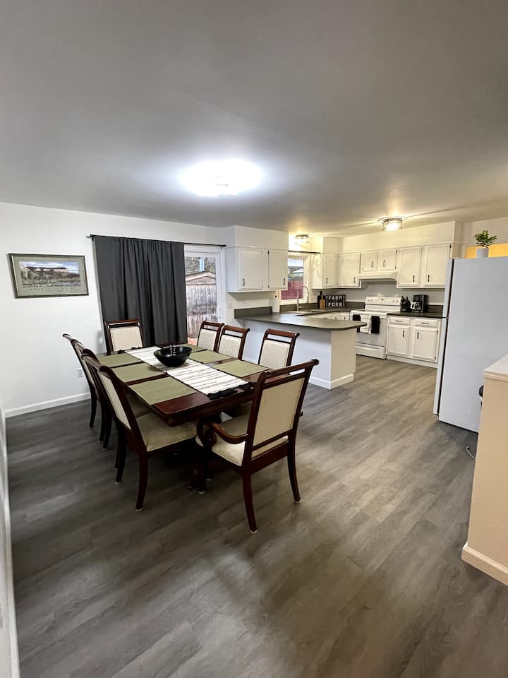 Spacious 5 Bed / 3 Bath Home With Backyard - 黃石縣