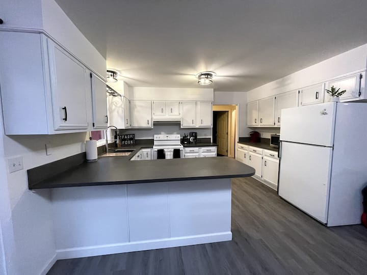 Spacious 5 Bed / 3 Bath Home With Backyard - Billings, MT