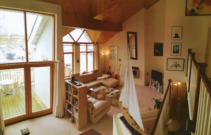 A Bright 3 Bedroom House With Views Over The River - Longford