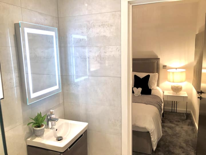 Waterside Townhouse For Two - 1 King Bed Ensuite - Chester, UK