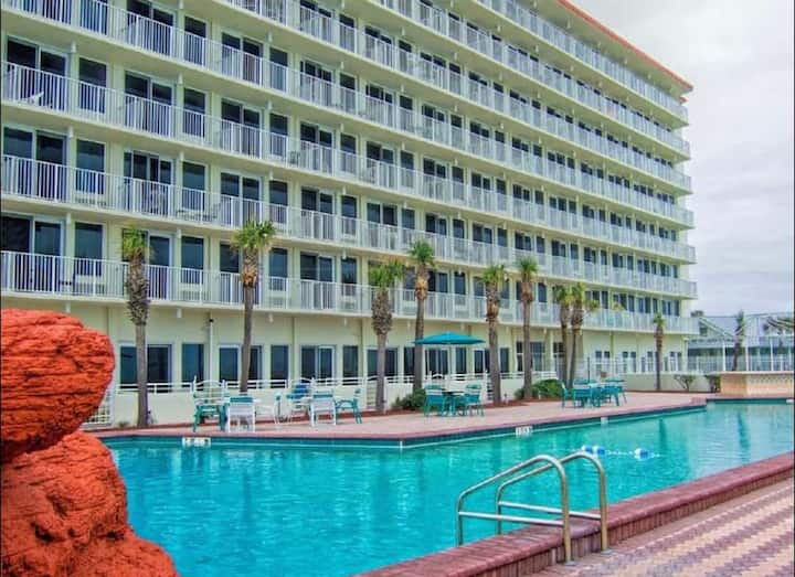 Beautiful Beachfront Resort Condo - Daytona Beach, FL