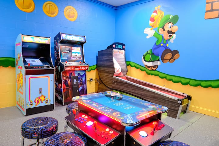Epic 9br Game House - Arcade, Ps5, Pool & Hot Tub - Davenport, FL