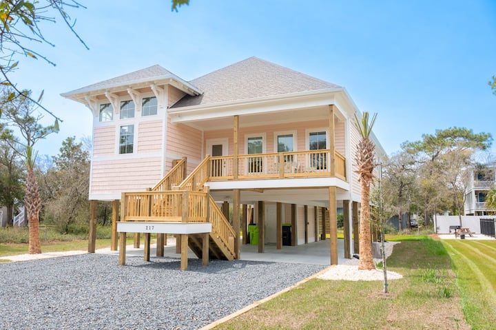 3-bed, 2-bath Home 1+ Blocks From Beach W/elevator - Oak Island, NC