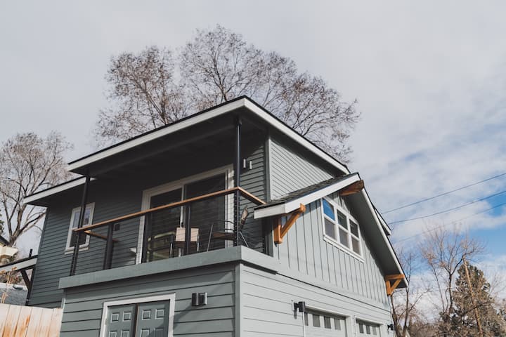 1-bedroom (Over Garage)apartment-location! - Bend, OR