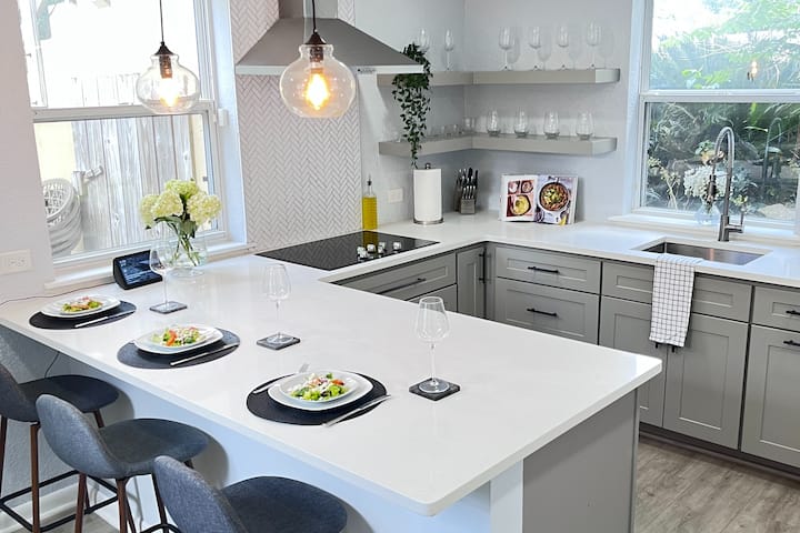 Cozy Escape ~ 7 Min San Marco, Dwntn, Hospitals - Jacksonville, FL