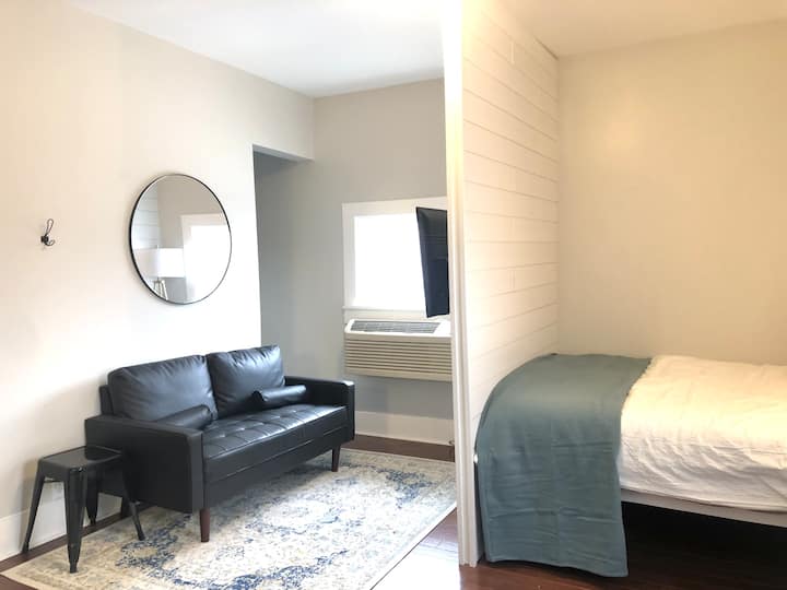 Centrally Located - Stylish Private Studio Suite - Lincoln, NE