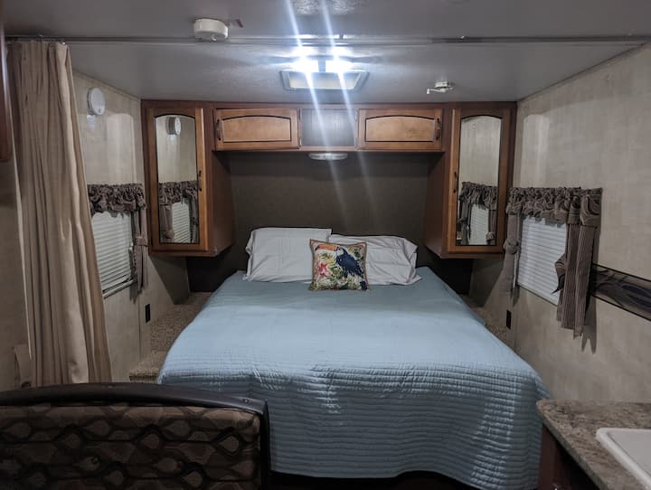 Clean 1 Bedroom Rv. 7 Min From Festival. Sleeps 4 - Indio, CA