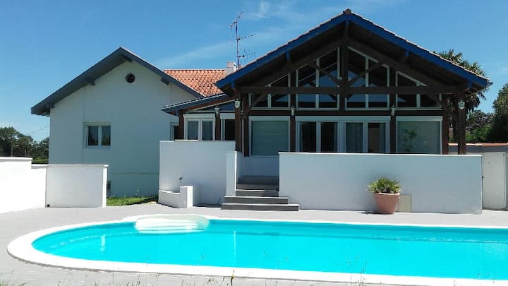 Belle Villa En Impasse Avec Piscine - Anglet