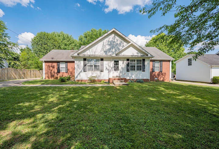 Short Term Temporary Housing ~ Perfect Location - Murfreesboro, TN