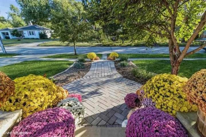 The Monroe-cozy Vintage Midcentury Modern Bungalow - Iowa City, IA