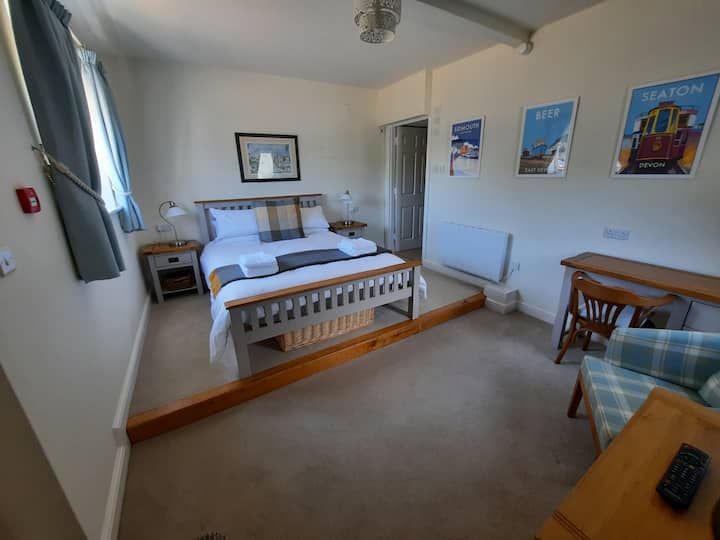 Spacious King Size Double With En Suite Shower - Seaton